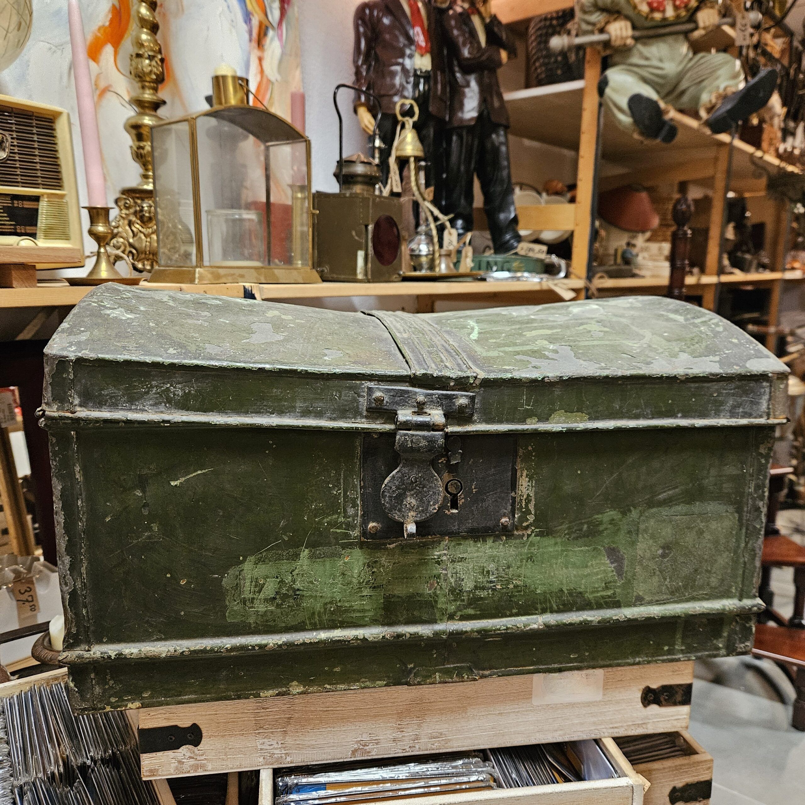 Groene metalen kist - Malle Peer