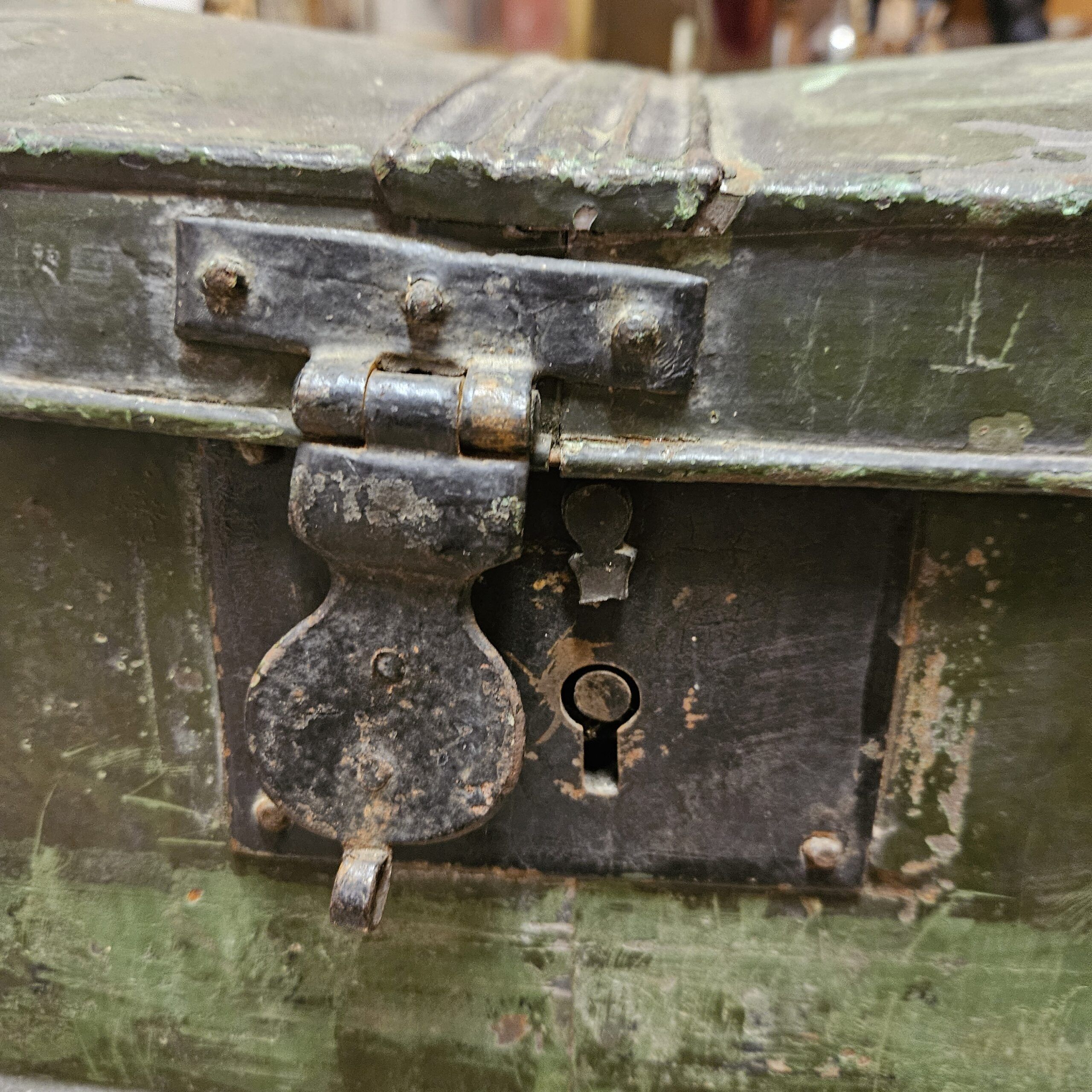 Groene metalen kist - Malle Peer